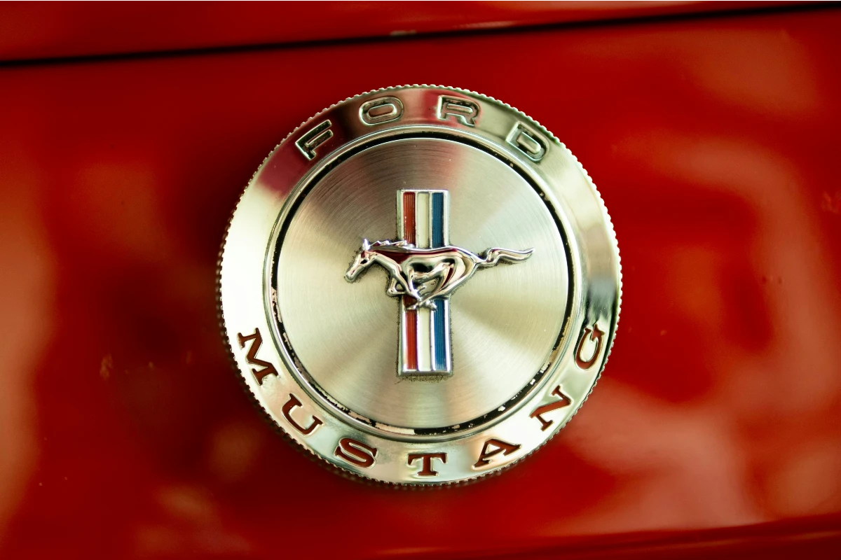 Le cheval dans les logos automobiles : symbole de puissance et liberté